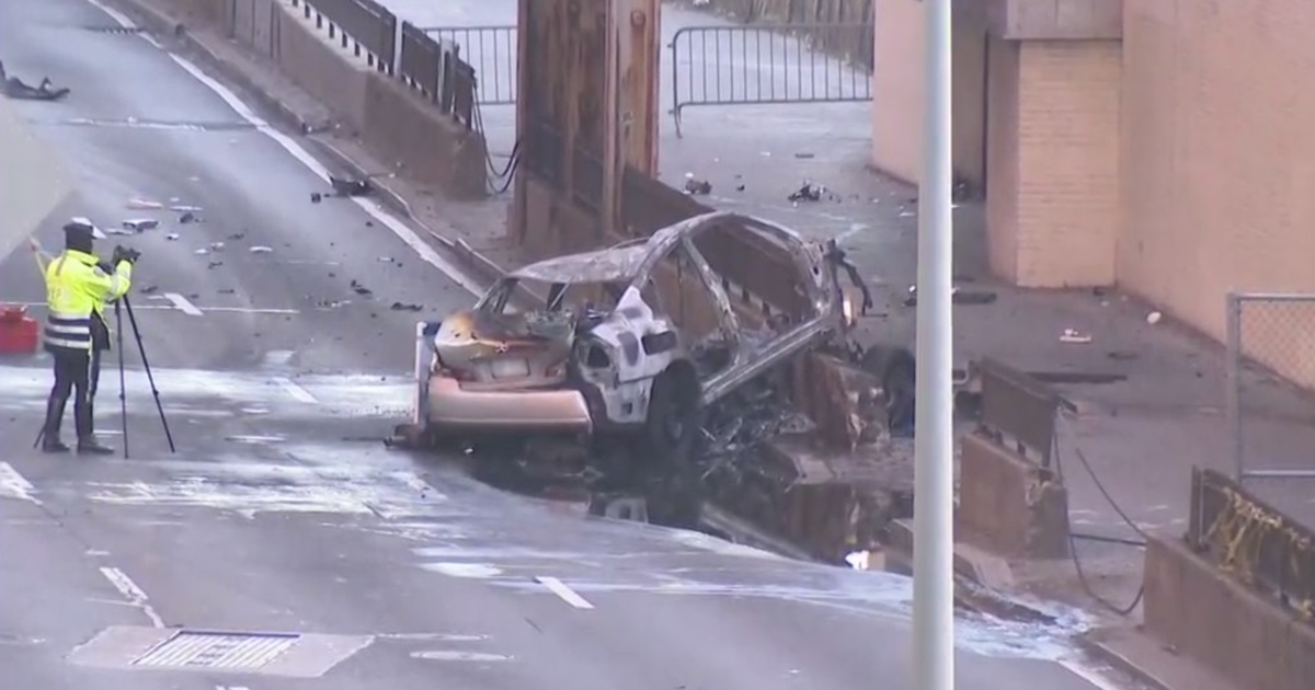 2 dead, 1 injured after fiery crash on FDR Drive - CBS New York