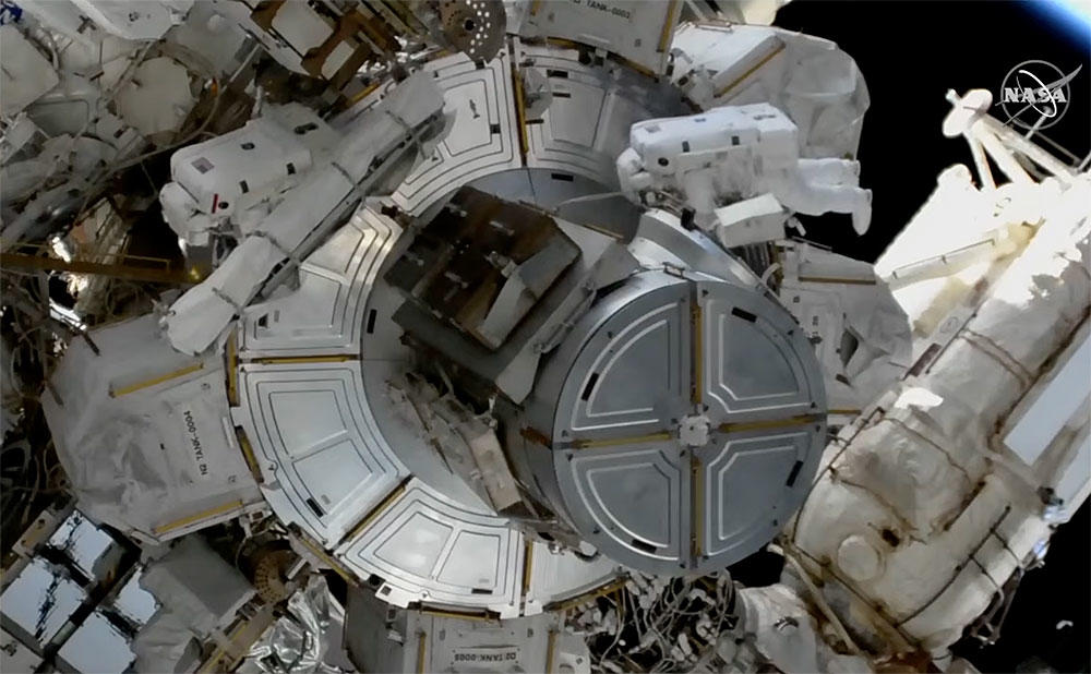 NASA astronaut sets new single-flight duration record - CBS News