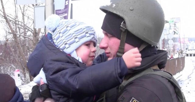 Ukrainian baby sobs uncontrollably as his father says goodbye - CBS News