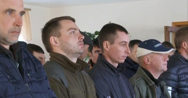 Inside Ukrainian military base training civilians - CBS News