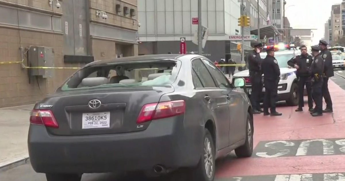 Police: Man shot in chest on Lower East Side - CBS New York