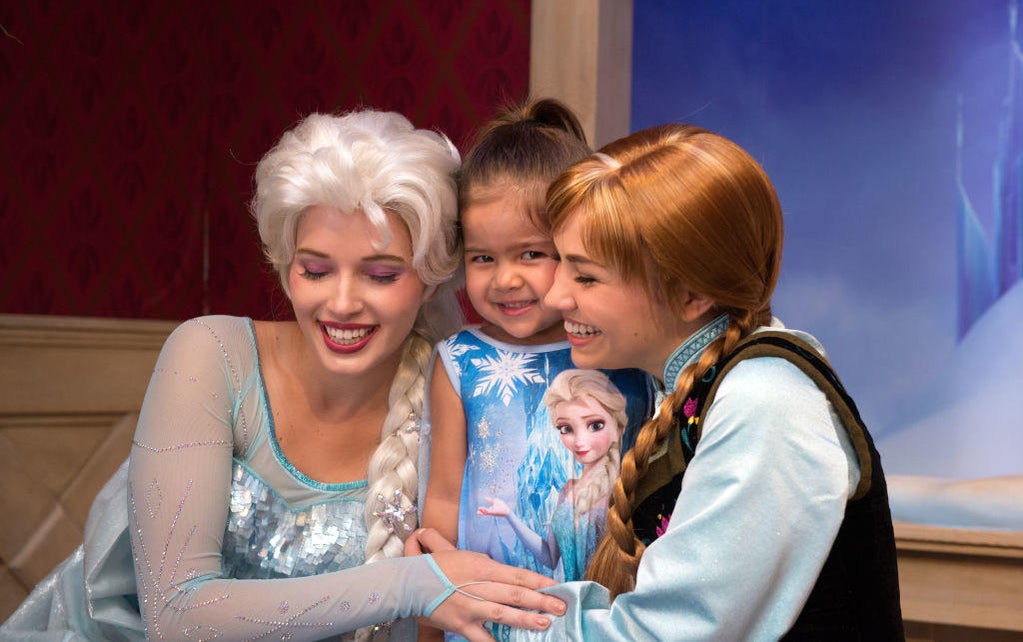 Disneyland bringing back hugs with Mickey, pictures with the Disney ...