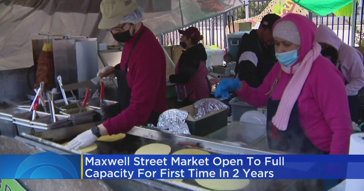 Maxwell Street Market opens to full capacity for first time in two ...