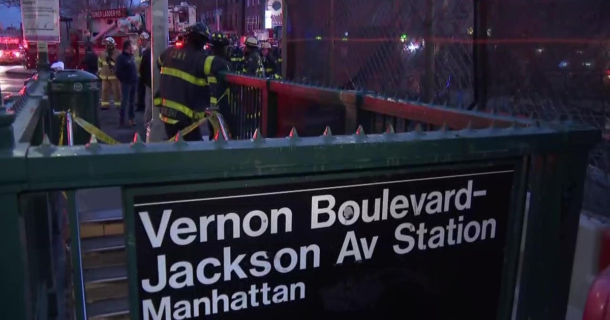 MTA: Manhattan-bound 7 train from Queens hits debris, stalls for 2 ...