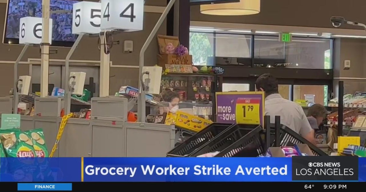 Grocery store workers avert strike, come to tentative agreement - CBS ...