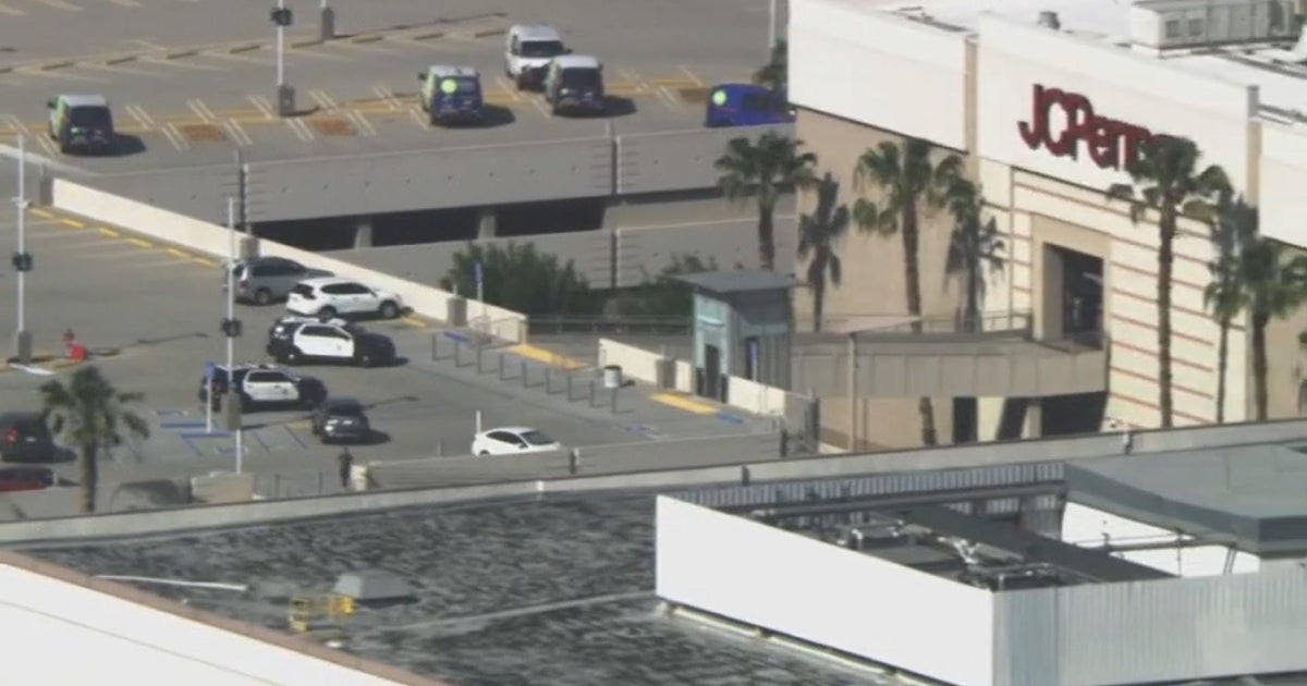 Police search for possible robbery suspects inside Northridge mall ...