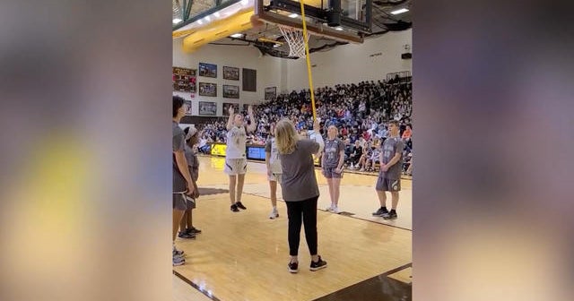 Blind teen makes shot during basketball game — and crowd goes wild ...