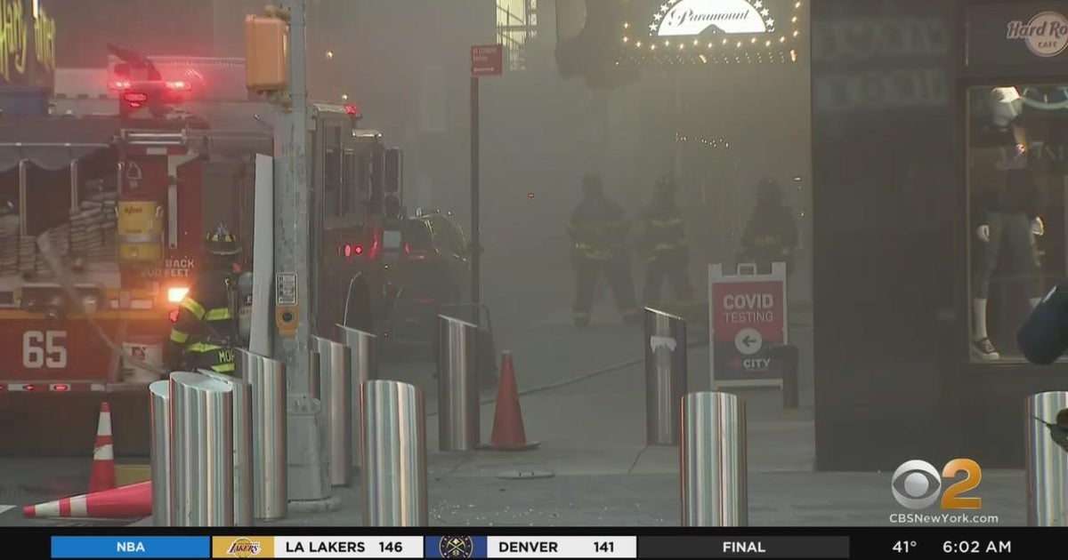 Manhole fire sends people into panic in Times Square - CBS New York