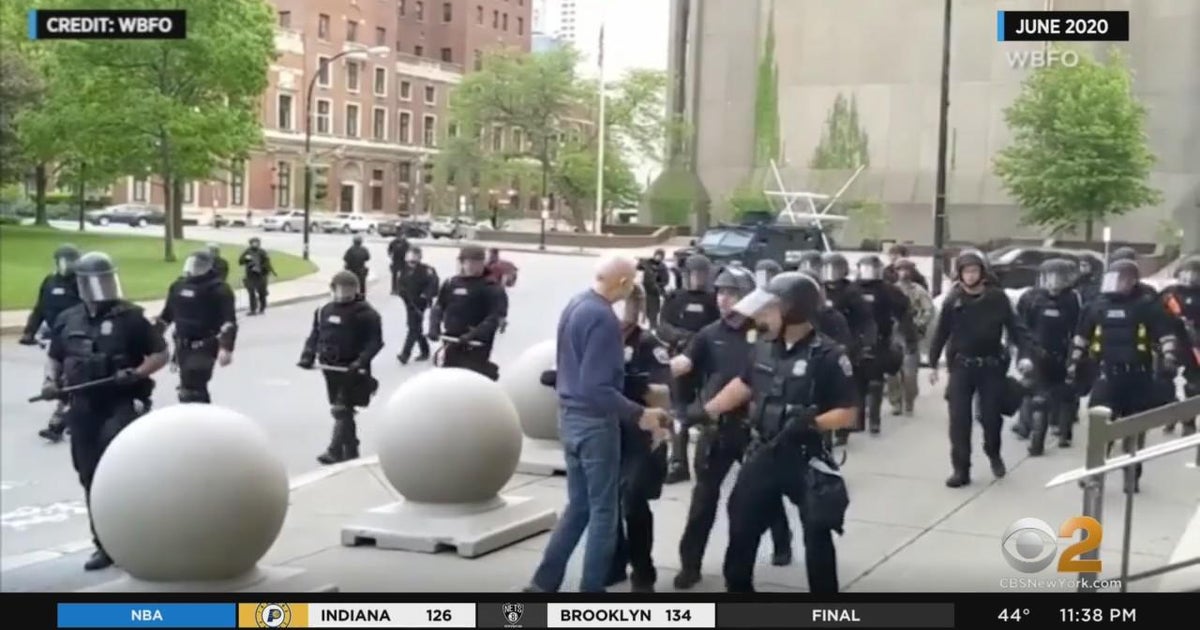 Buffalo Officers Cleared In Shoving Of 75 Year Old Protester Cbs New York