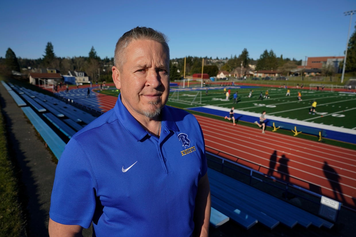 After losing his job for praying on the field, ex-high school football ...