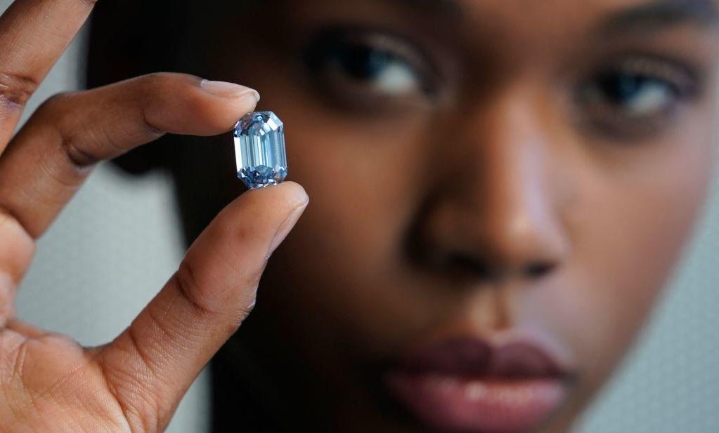 Huge 15-carat blue diamond sells in Hong Kong auction for $57.5 million ...