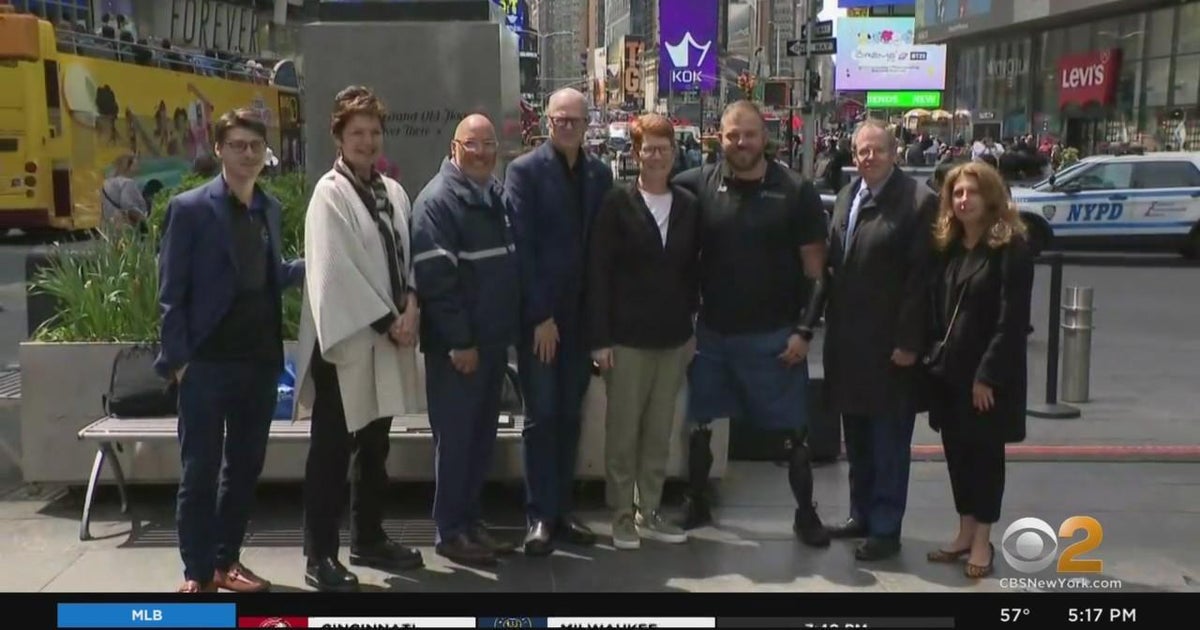 Quadruple amputee, Army veteran celebrates "Alive Day" in Times Square ...