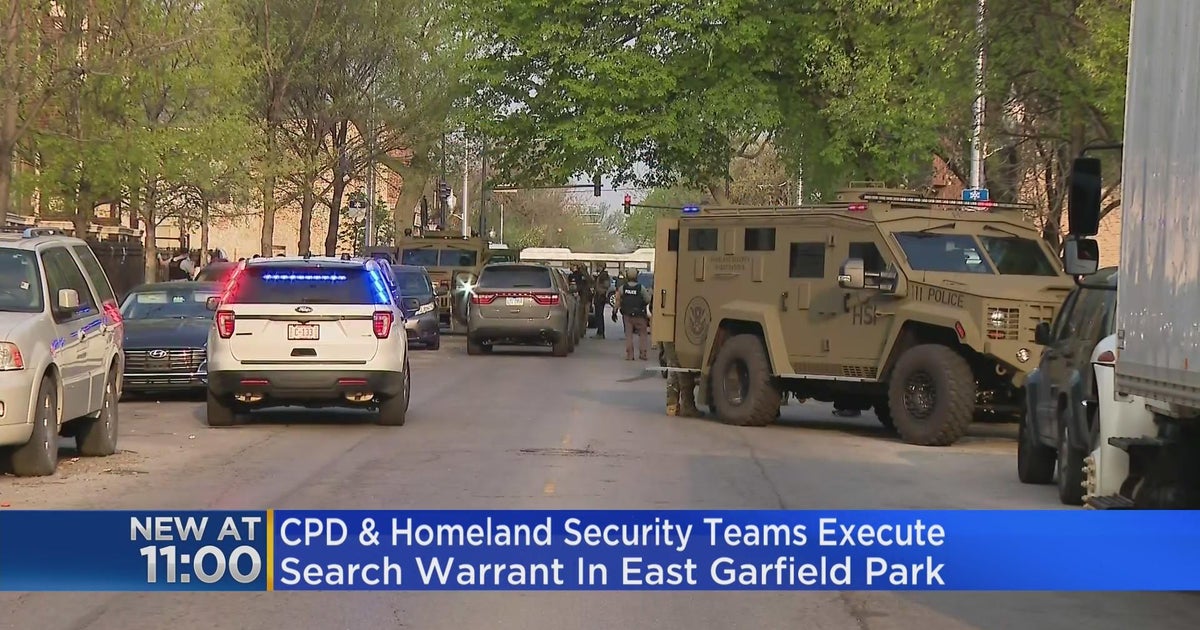 Police, SWAT takes man into custody in East Garfield Park - CBS Chicago