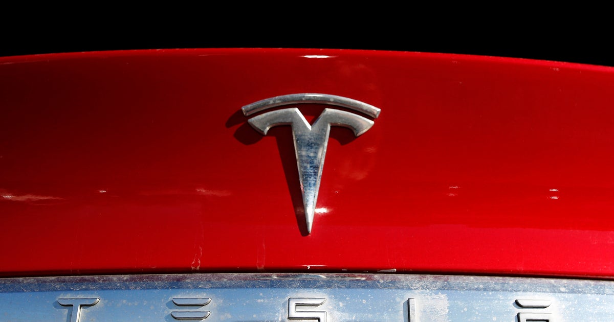Tesla driver dead after running off road, hitting tree in Encino - CBS ...