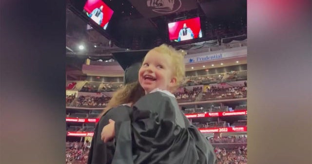 Single mom walks graduation stage with 2-year-old daughter - CBS News