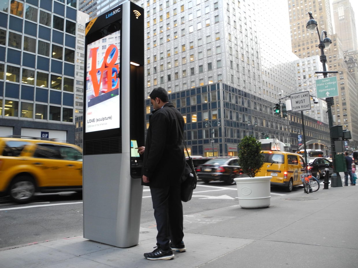Last street payphone in New York City removed - CBS News