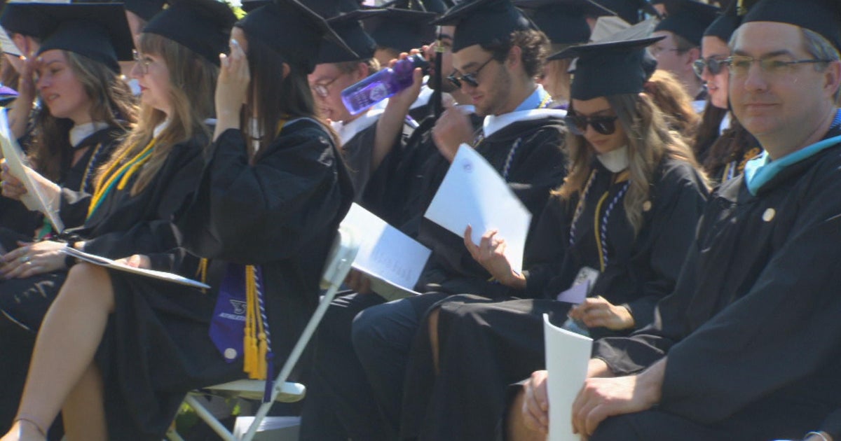 College students, families sit through oppressive heat at graduation ...