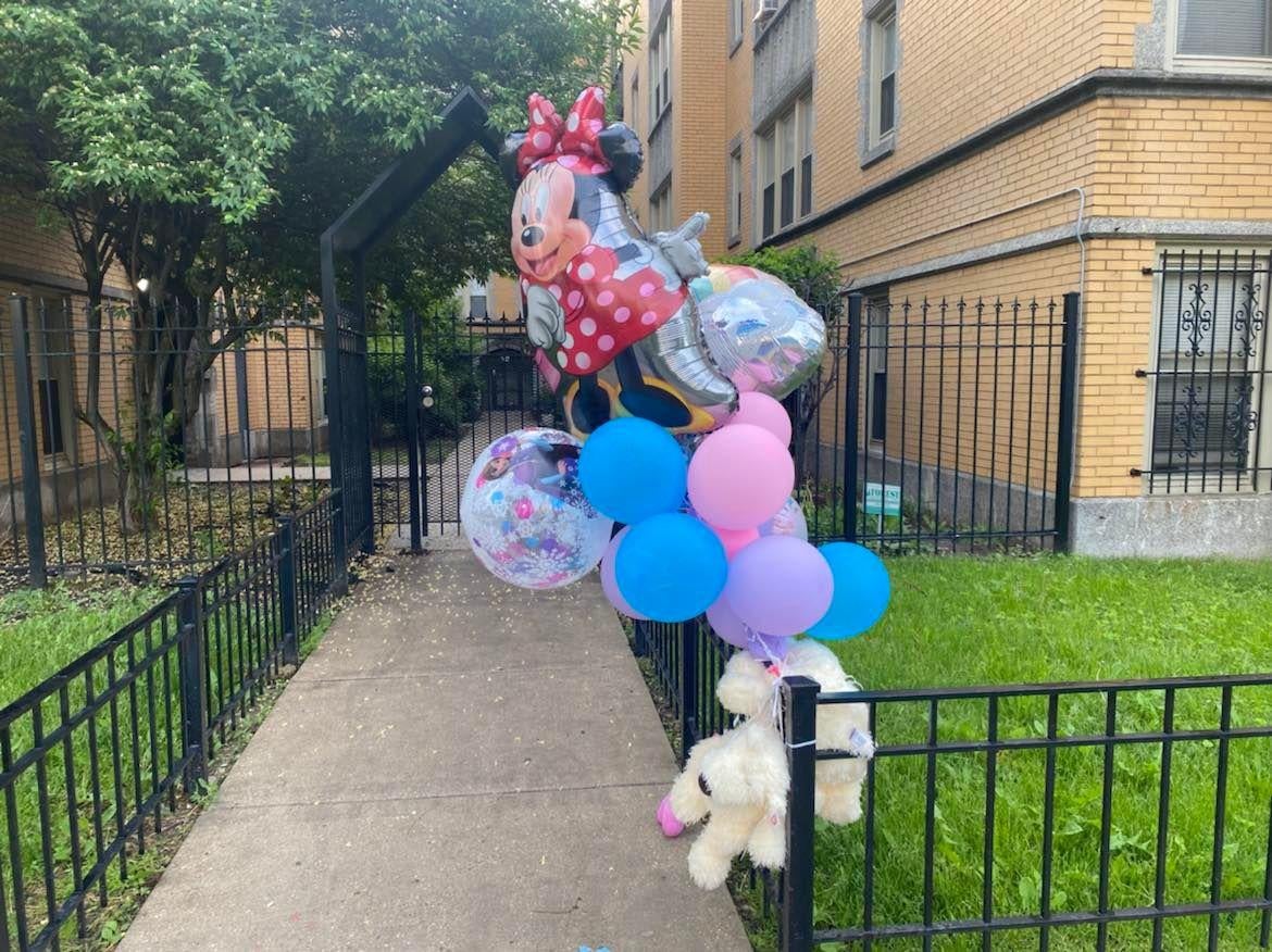 2-year-old dead, 11 displaced in Roseland apartment fire - CBS Chicago