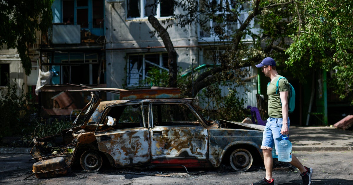 In eastern Ukraine, keeping the lights on is a dangerous job - CBS News