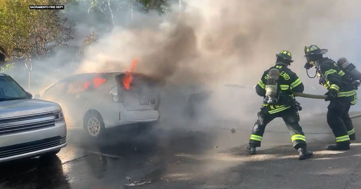 VIDEO: 3 Cars Damaged In Fire At Sacramento Parking Lot - CBS Sacramento