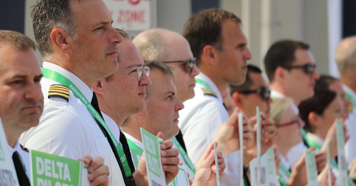Off-duty Delta pilots picket outside MSP Airport ahead of busy travel ...