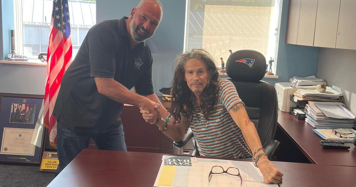 Aerosmith's Steven Tyler pays Marshfield police a visit - CBS Boston