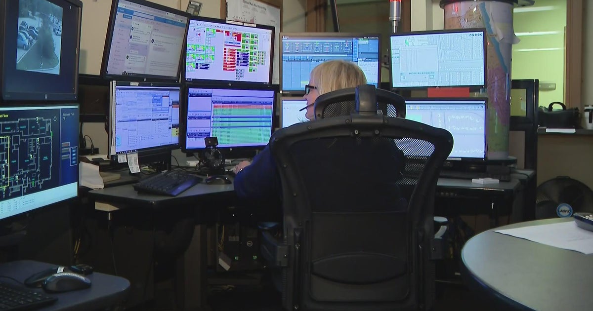 911 dispatchers describe horrors as calls came in from Highland Park ...