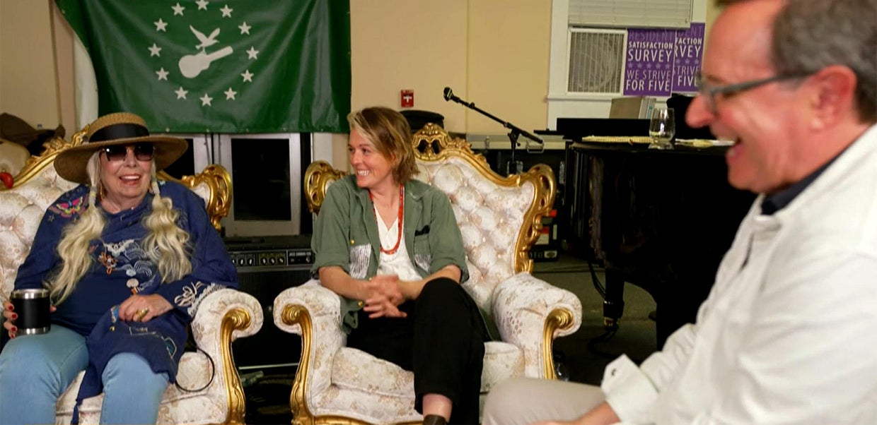 Joni Mitchell makes triumphant surprise return to Newport Folk Festival ...