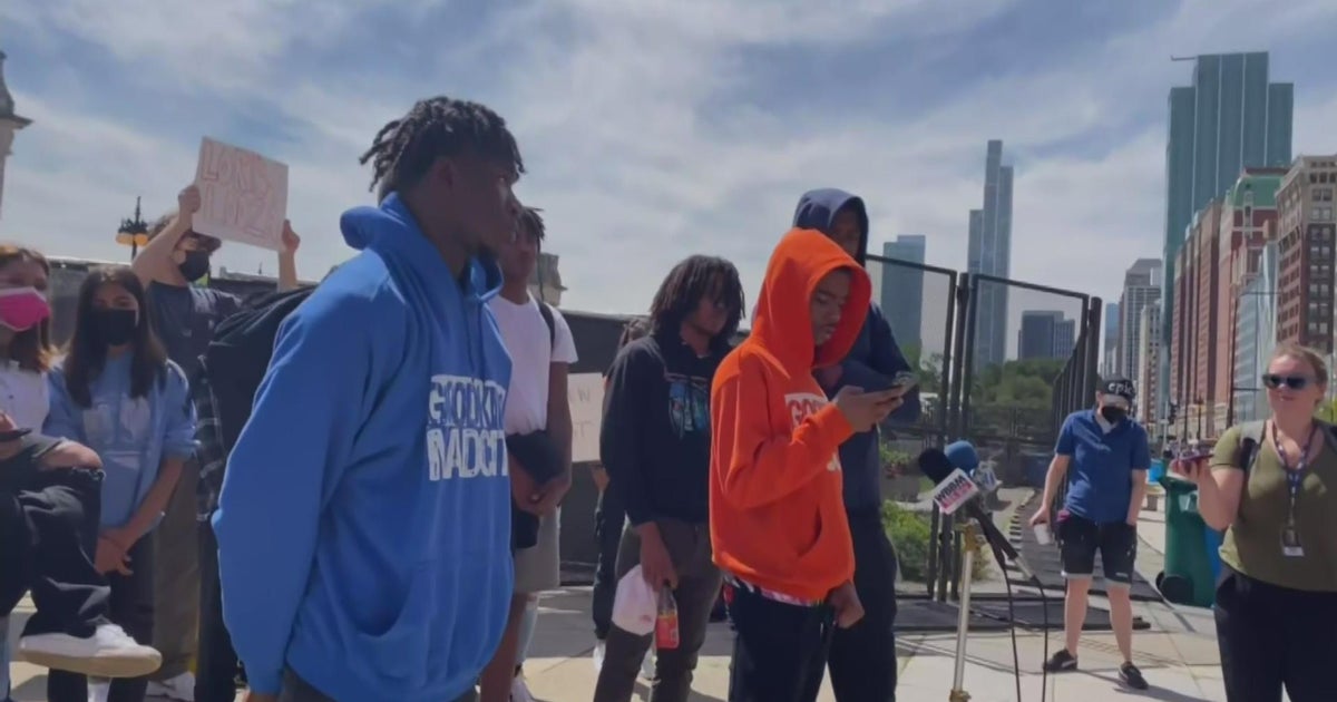 Activists protest Chicago teen curfew, say exceptions for events like ...