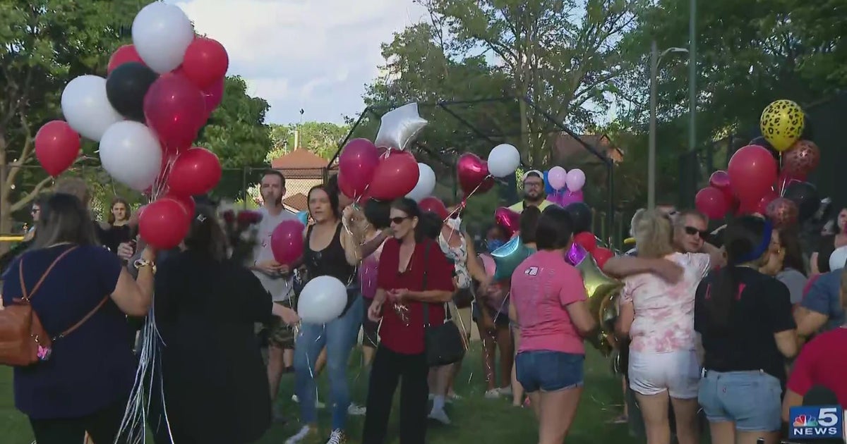 Memorial held for family, teen girl killed in crash - CBS Chicago