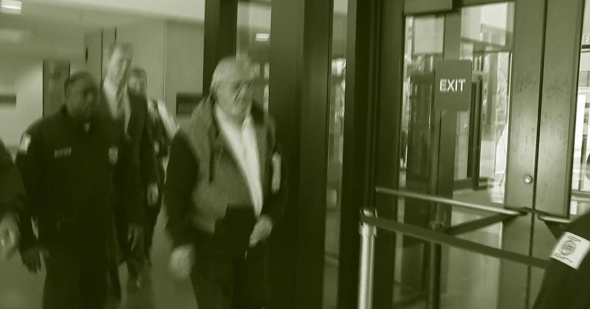 Seven murder convictions linked to CPD Detective Reynaldo Guevara tossed - CBS Chicago