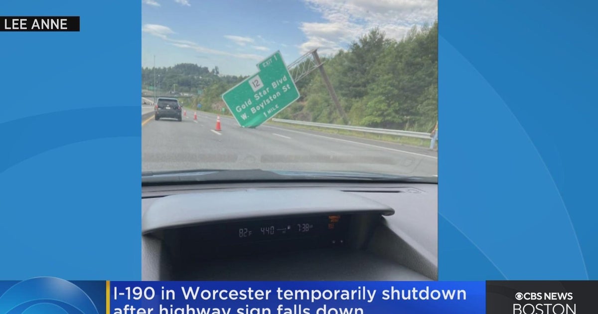 Highway sign falls down in Worcester - CBS Boston