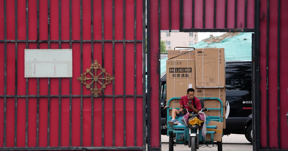 China cuts interest rate to shore up slowing economy - CBS News