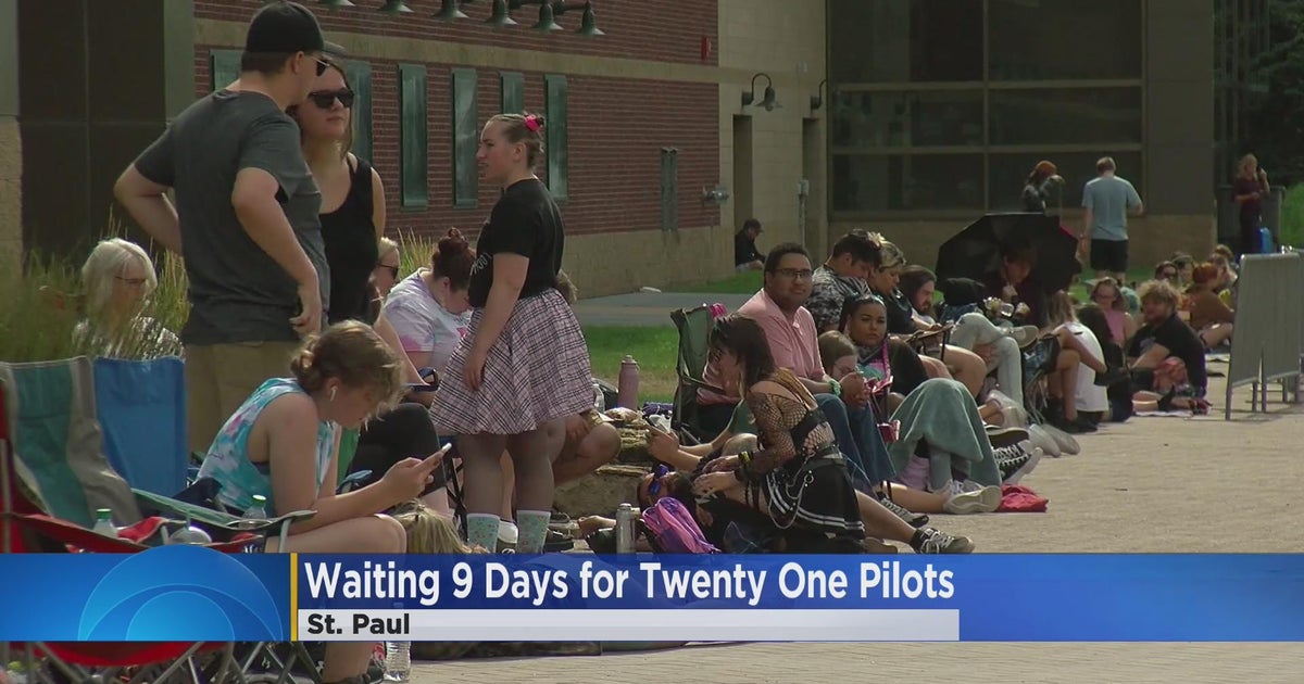 21 Pilots fans wait in line for days ahead of show - CBS Minnesota