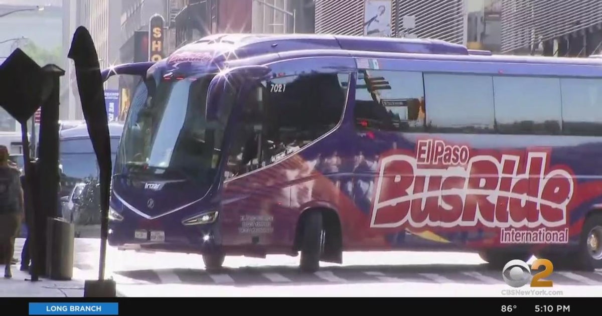 Buses carrying migrants arrive at Port Authority - CBS New York