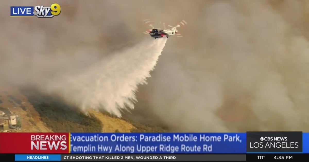 Chinook helicopter makes water drops in Route Fire - CBS Los Angeles