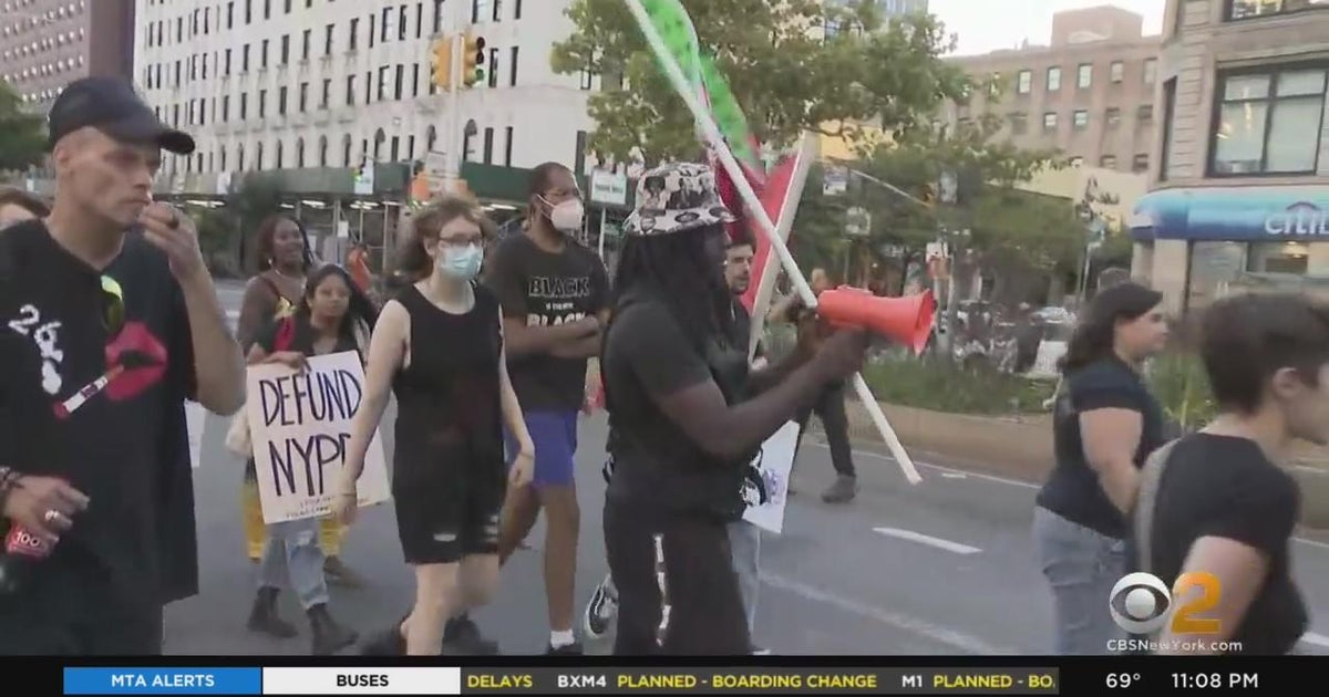 Rally against officer in violent arrest in Harlem - CBS New York