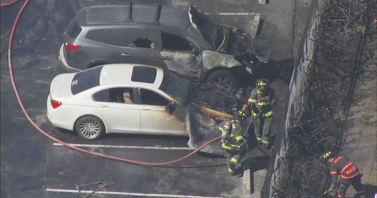 Shrub fire spreads to vehicles in apartment complex parking lot - CBS ...
