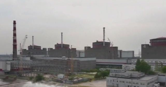 Fears mount as fighting continues near Ukrainian power plant - CBS News