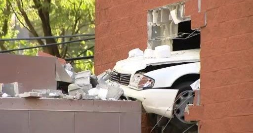Car crashes through wall in downtown Chicago - CBS Chicago