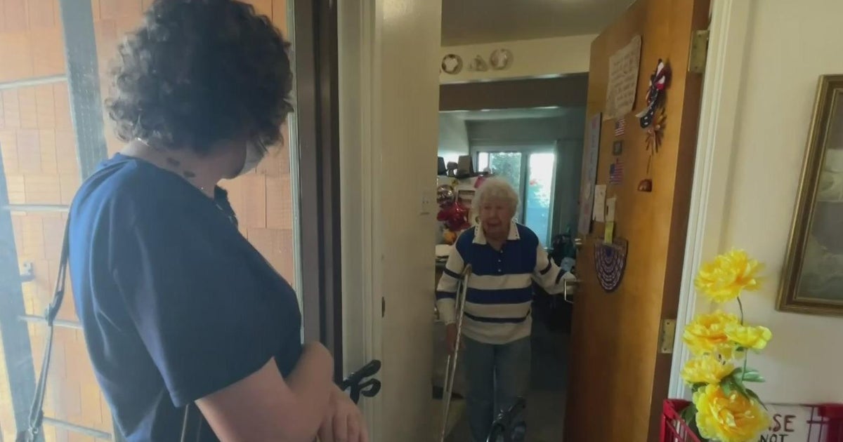 Volunteers check on vulnerable elderly people during heat wave - CBS ...