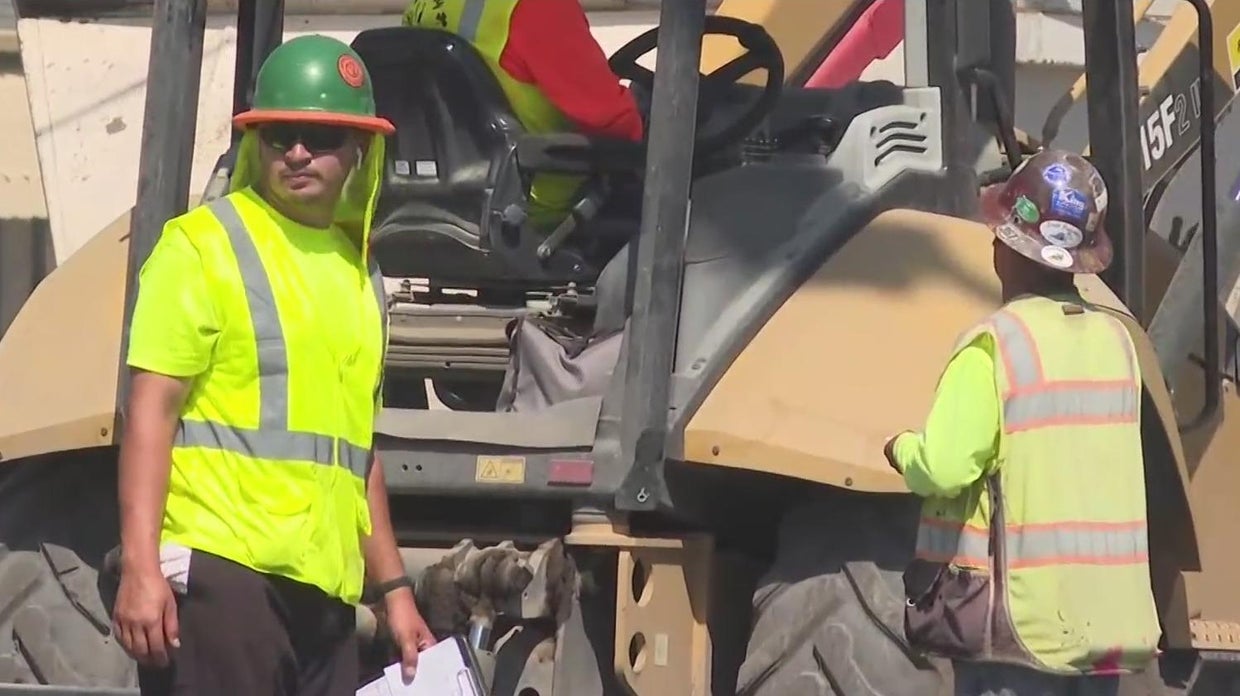 Construction workers power their way through oppressive heat wave - CBS ...