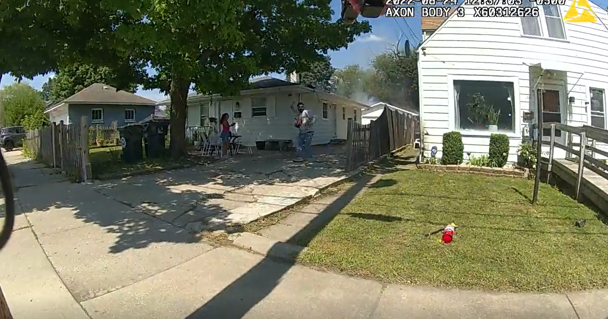 Video shows Waukegan officer fatally shoot man armed with knife, hammer ...