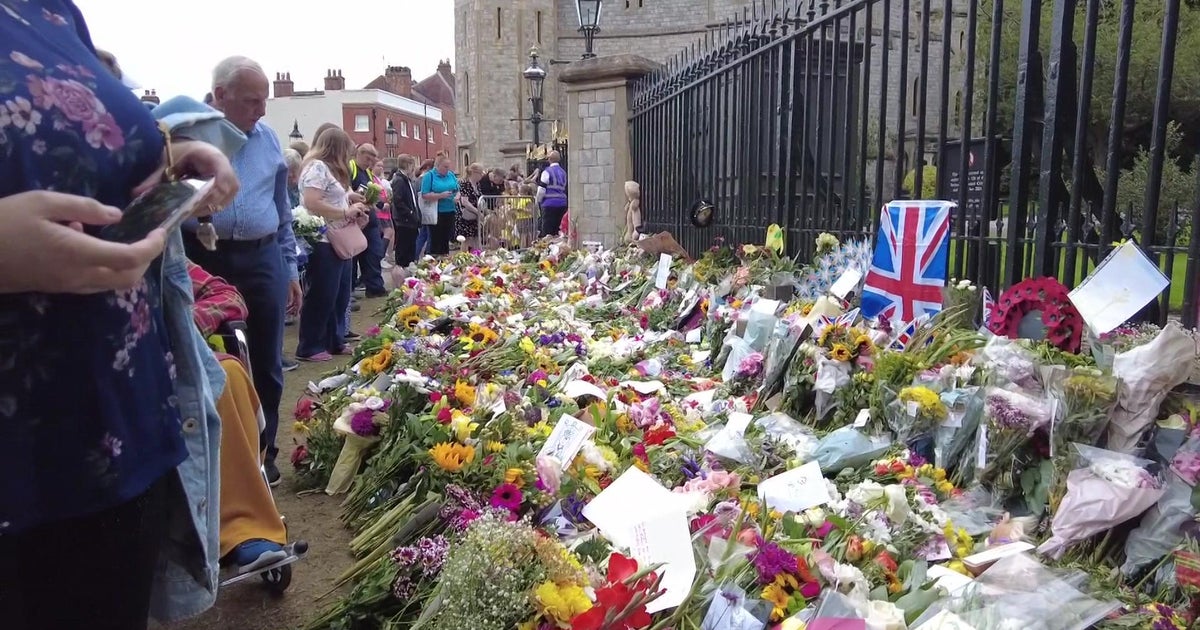 Overwhelming amount of flowers, cards for Queen Elizabeth II being left ...