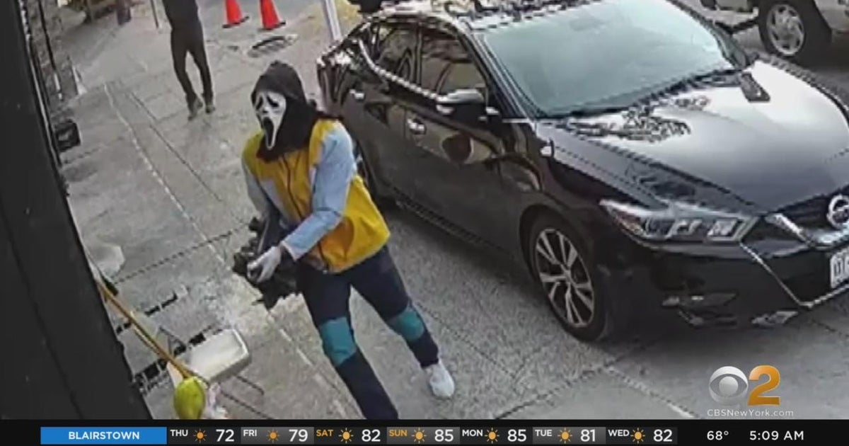 Queens store robbed at gunpoint - CBS New York