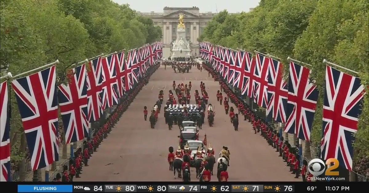 Hundreds of thousands flock to London to say goodbye to Queen Elizabeth II - CBS New York