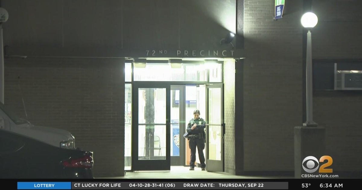 Robbery suspect dies in police custody - CBS New York