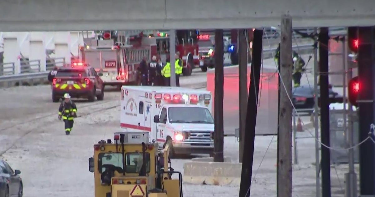 Metra train evacuated due to electrical issue in Chicago - CBS Chicago