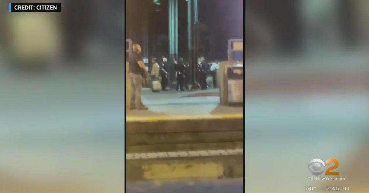 Victim identified in deadly slashing on subway in Brooklyn - CBS New York