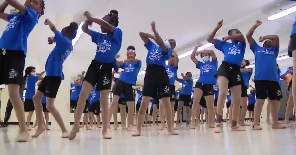 Forward Momentum Chicago brings joy of movement to kids - CBS Chicago